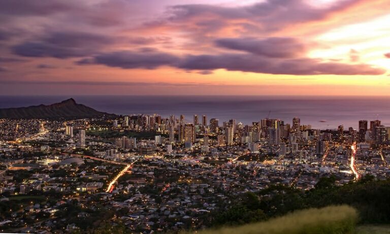 6 Amazing Places to Watch the Sunset in Waikiki (+ Nearby)
